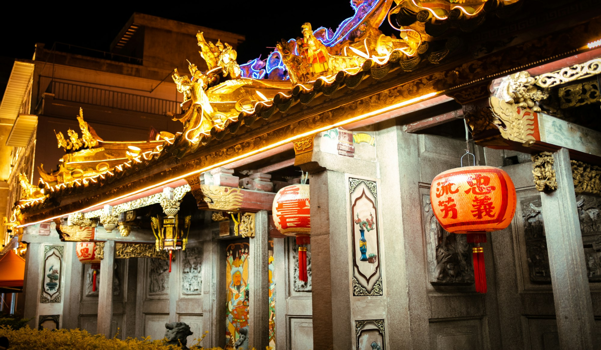Shantou's Illuminated Traditional Temple: A Nighttime Symphony of Color ...